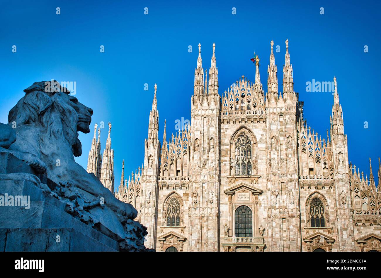 Il sole dorato si riflette sul fronte del magnifico Duomo di Milano o ...