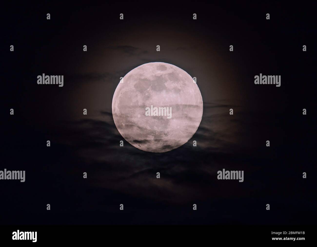 Osservare la luna immagini e fotografie stock ad alta risoluzione - Alamy