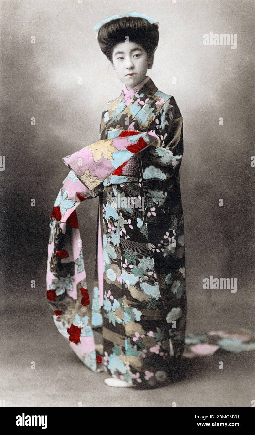 [ 1910 Giappone - la Geisha Eiryu ] - la famosa geisha Eiryu (栄龍) che mette sul suo obi. Nata a ...