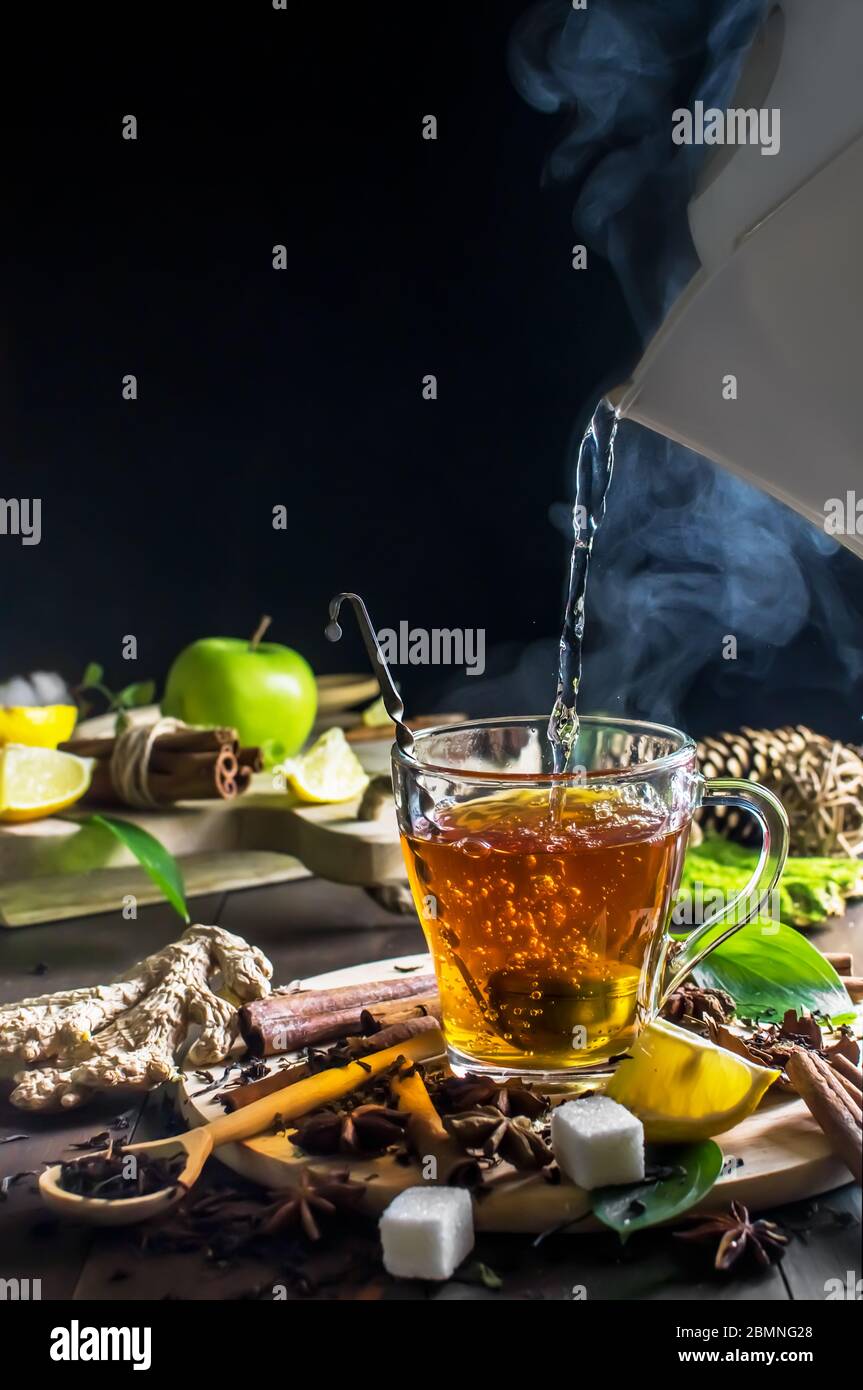 Acqua versata da una ciotola immagini e fotografie stock ad alta ...