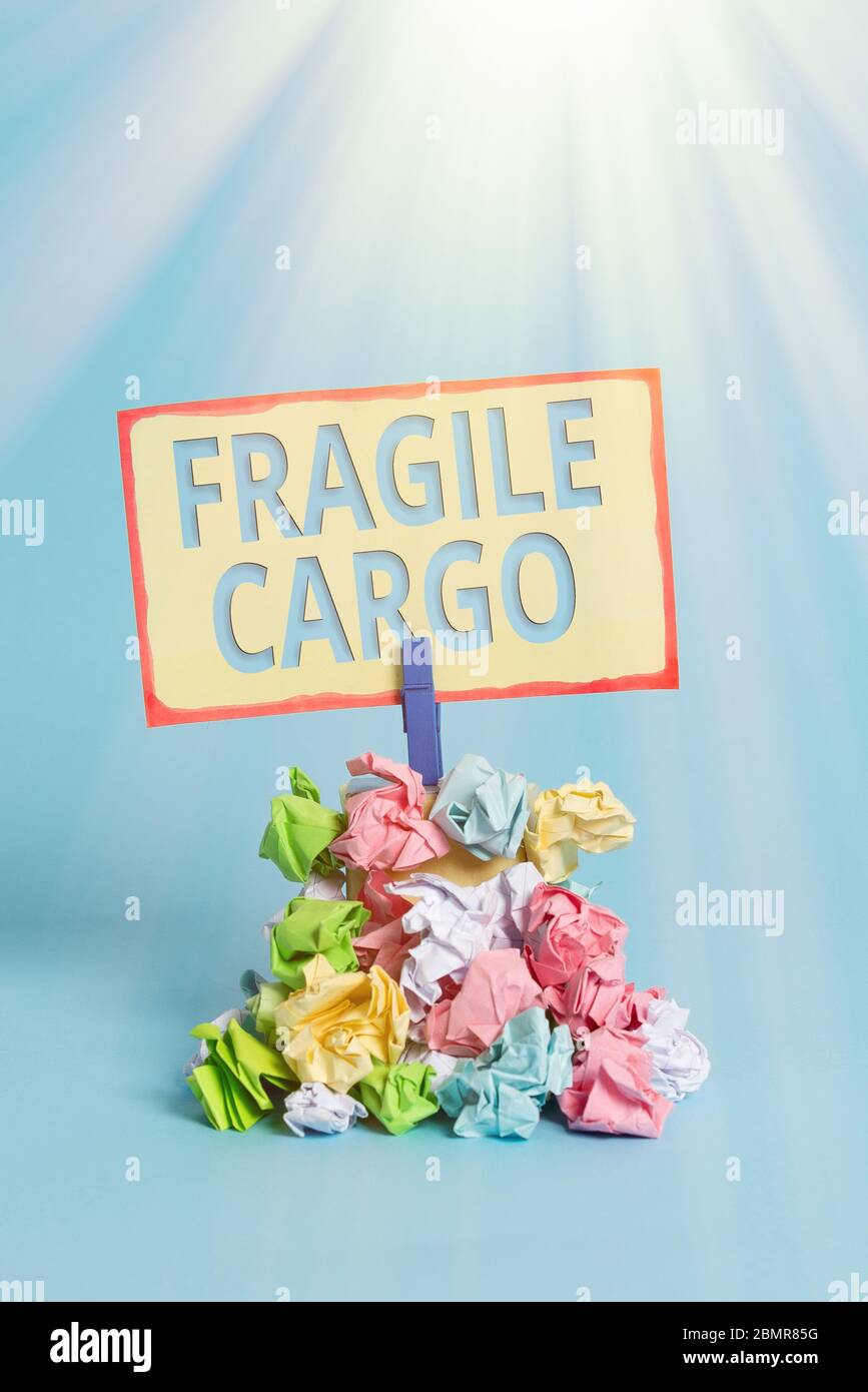 Cartello di testo con la scritta fragile Cargo. Testo foto di lavoro ...