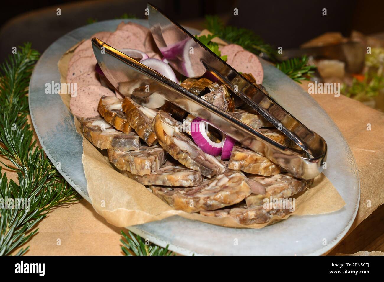 Buffet di piatti tradizionali rumeni natalizi con sorici, caltabos ...