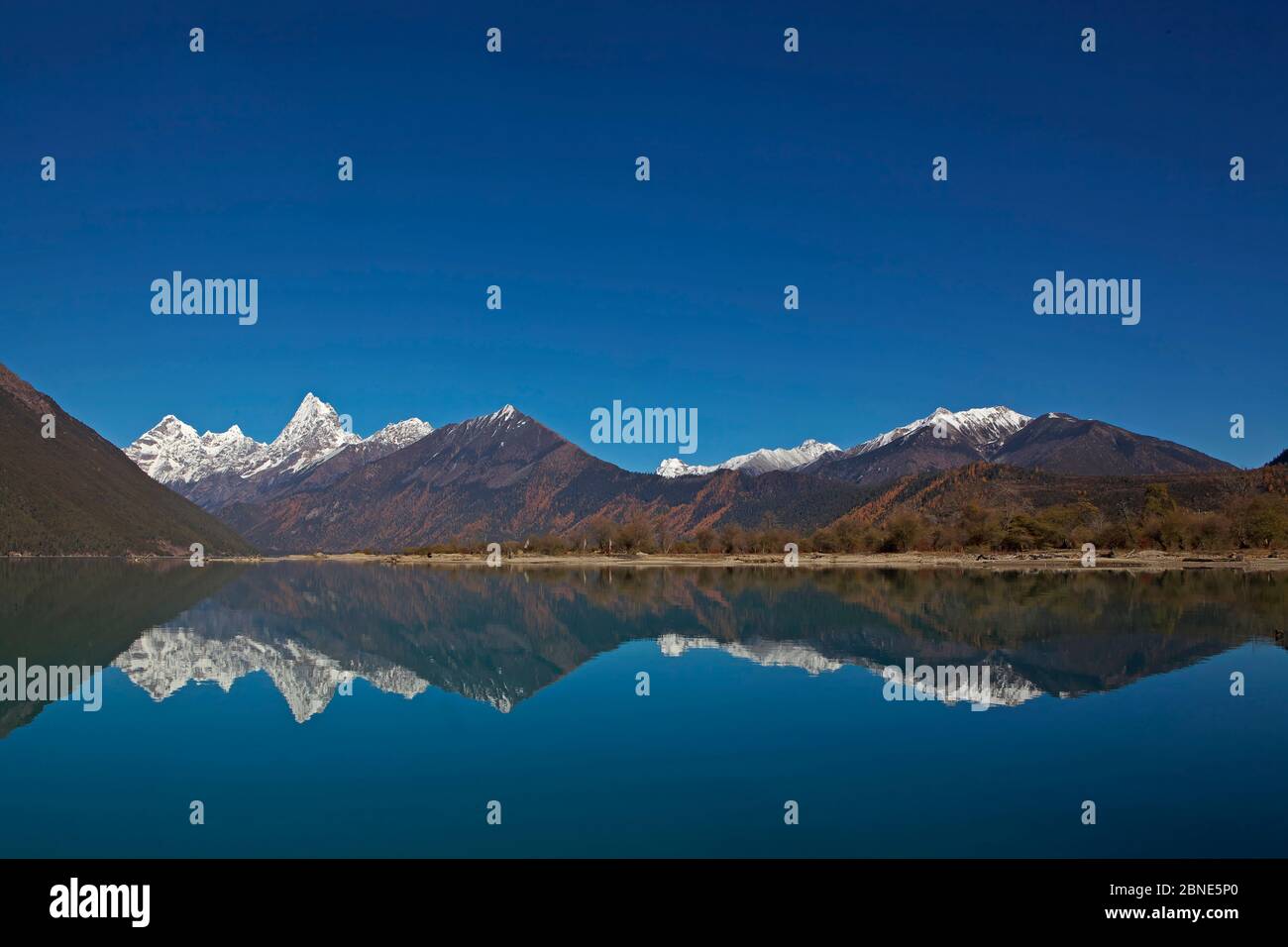 Montagne riflesse nel lago lago basongcuo pagsum immagini e fotografie ...
