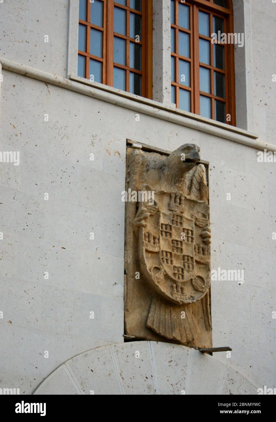 Stemma con testa di aquile scolpita in pietra sopra una porta a Saldaña ...