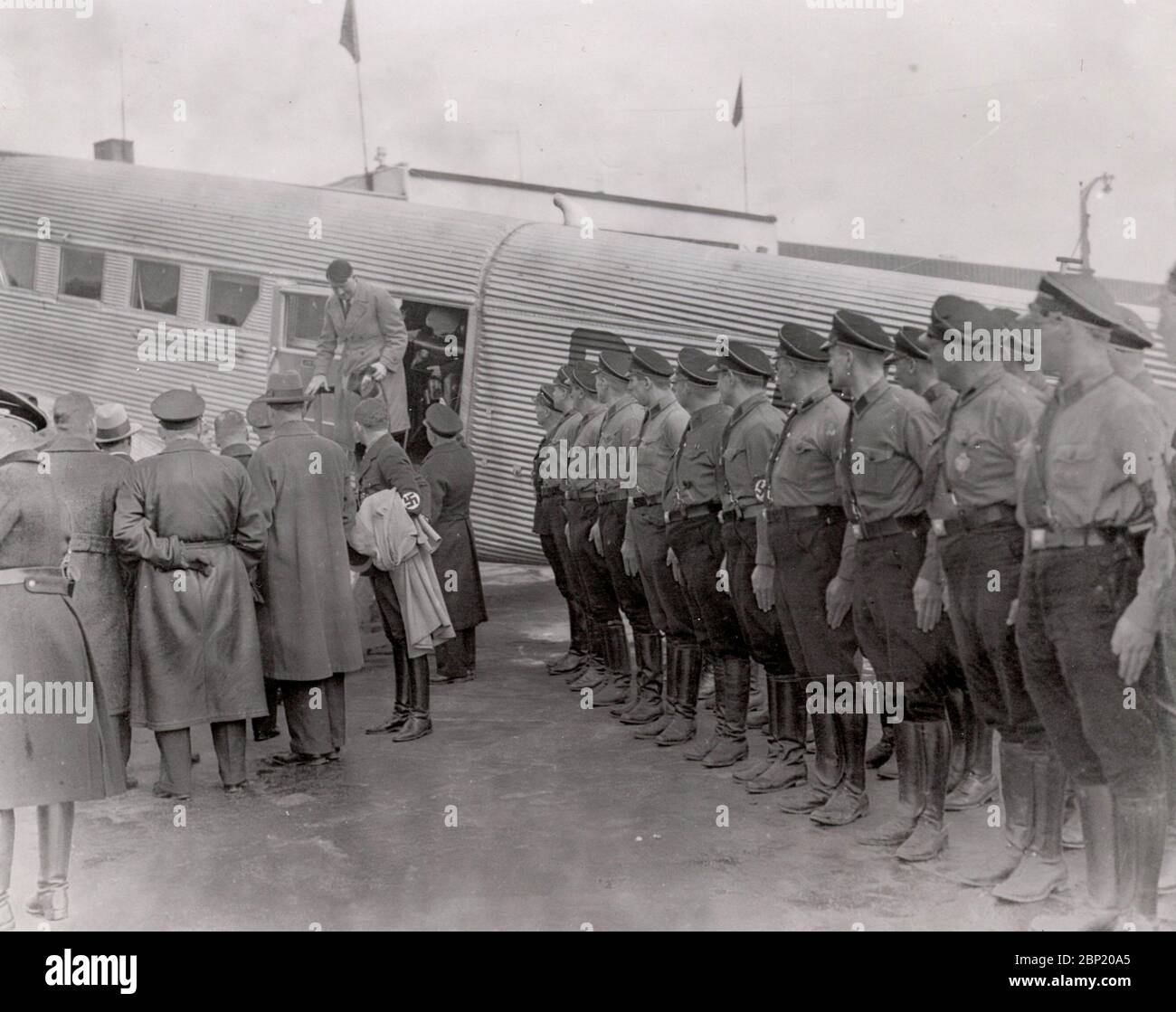 L'arrivo di Hitler in un aeroporto Heinrich Hoffmann fotografie 1933 ...