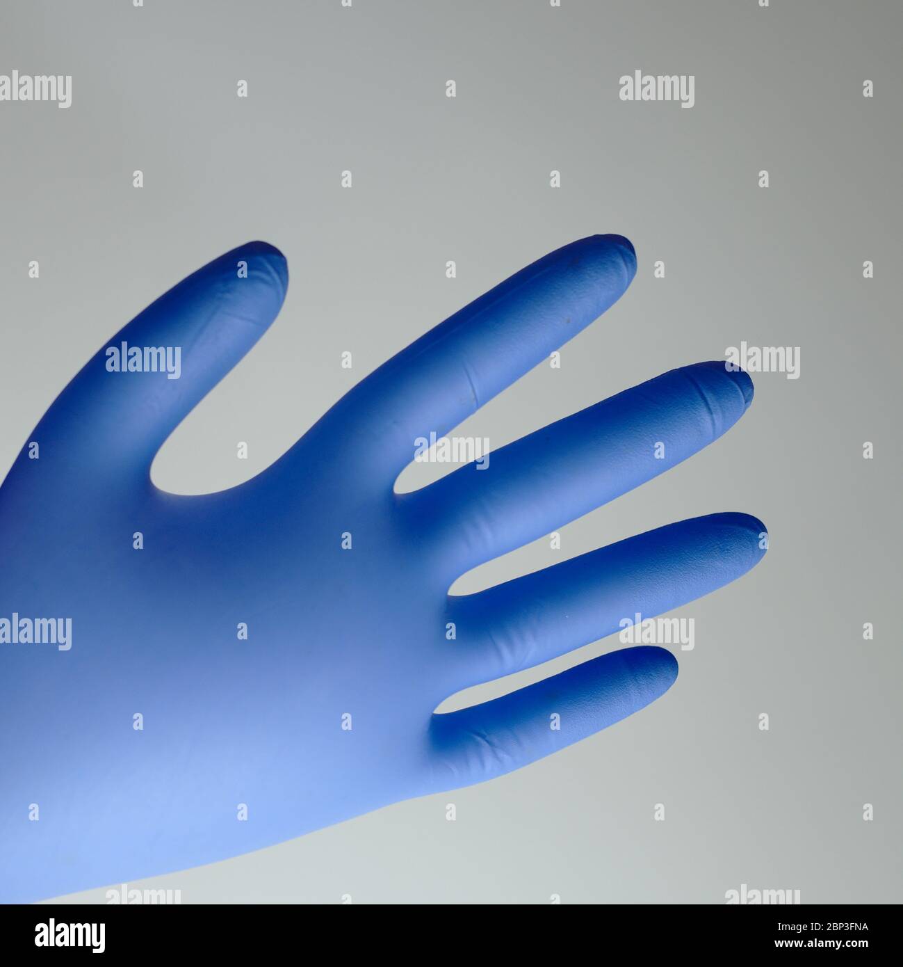 Guanti in ppe blu immagini e fotografie stock ad alta risoluzione - Alamy