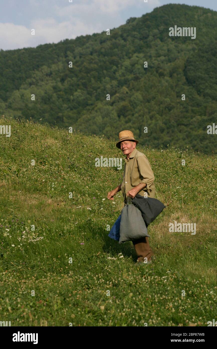 Contadino rumeno immagini e fotografie stock ad alta risoluzione - Alamy