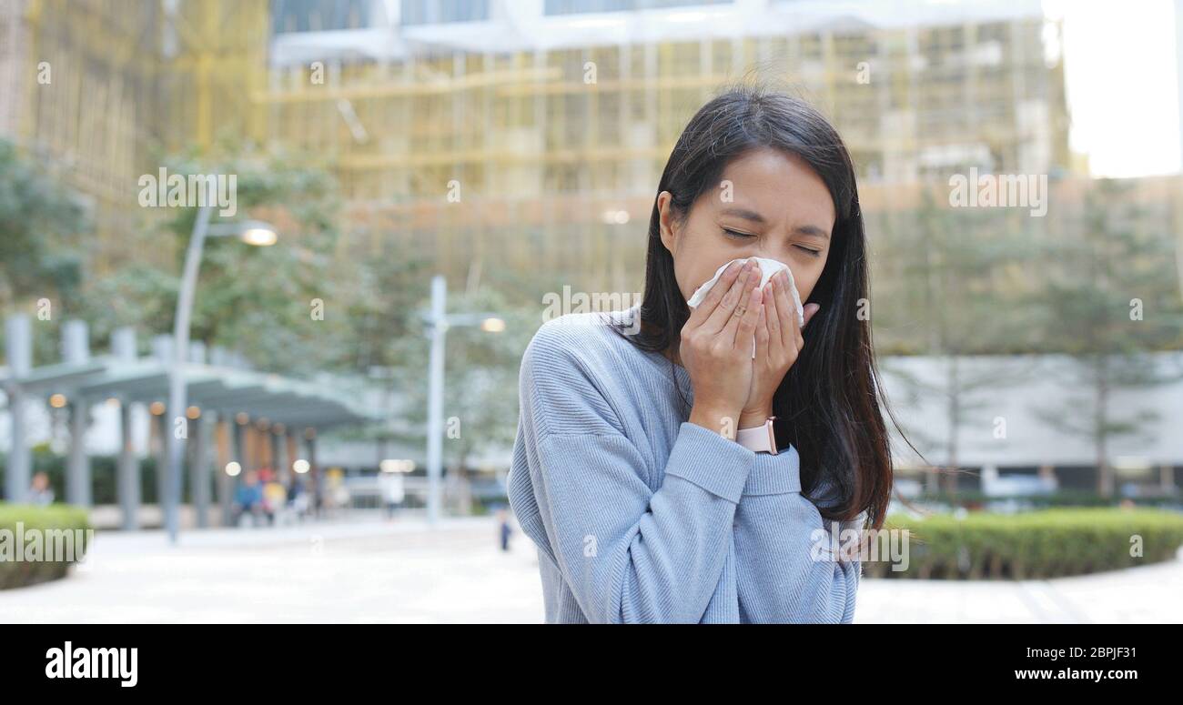 Signora che cola immagini e fotografie stock ad alta risoluzione - Alamy
