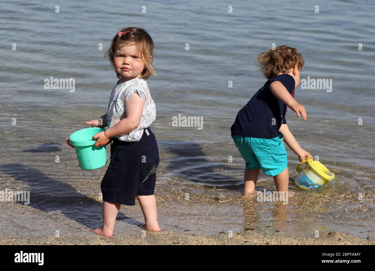 Matilda thomas 2 in riva al mare nella spiaggia di sandycove immagini e ...