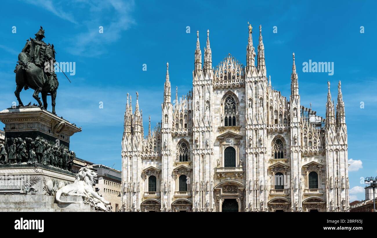 La famosa Cattedrale di Milano (Duomo di Milano) e il monumento a ...