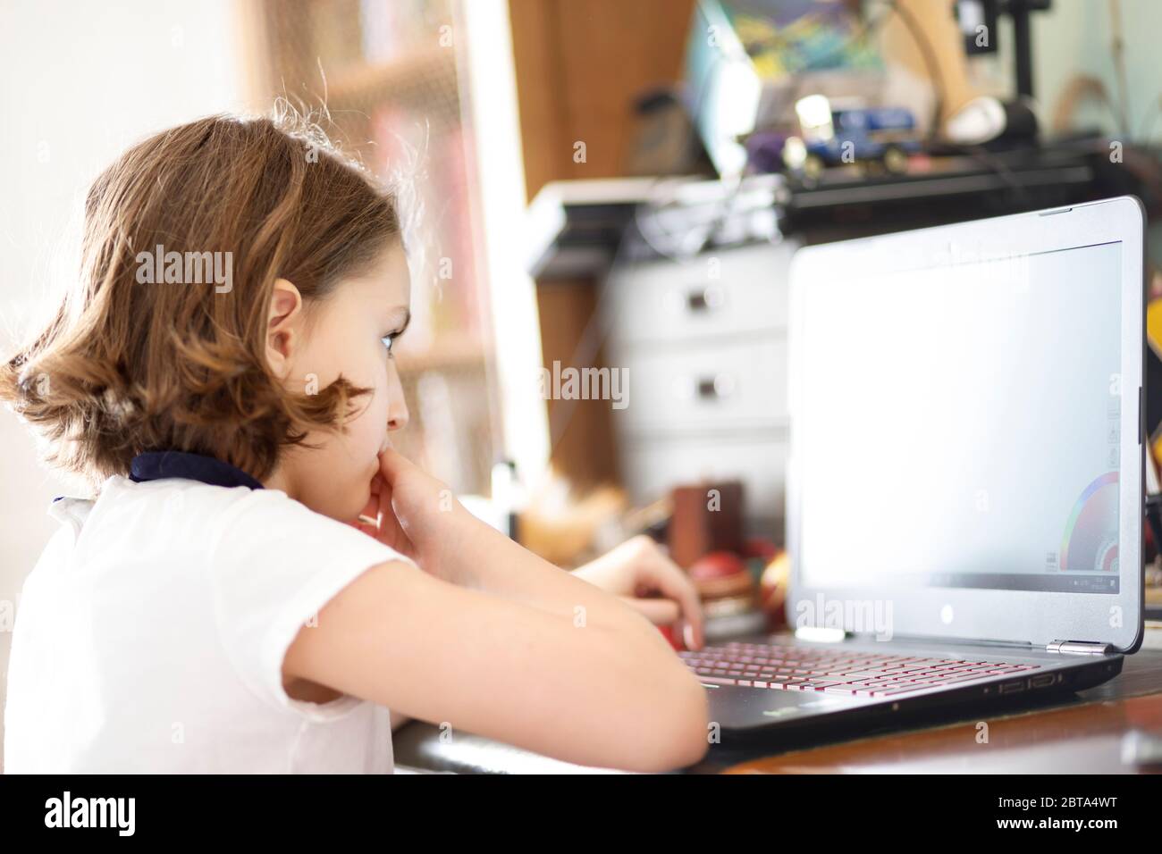 Bambini che lavorano al computer immagini e fotografie stock ad alta ...