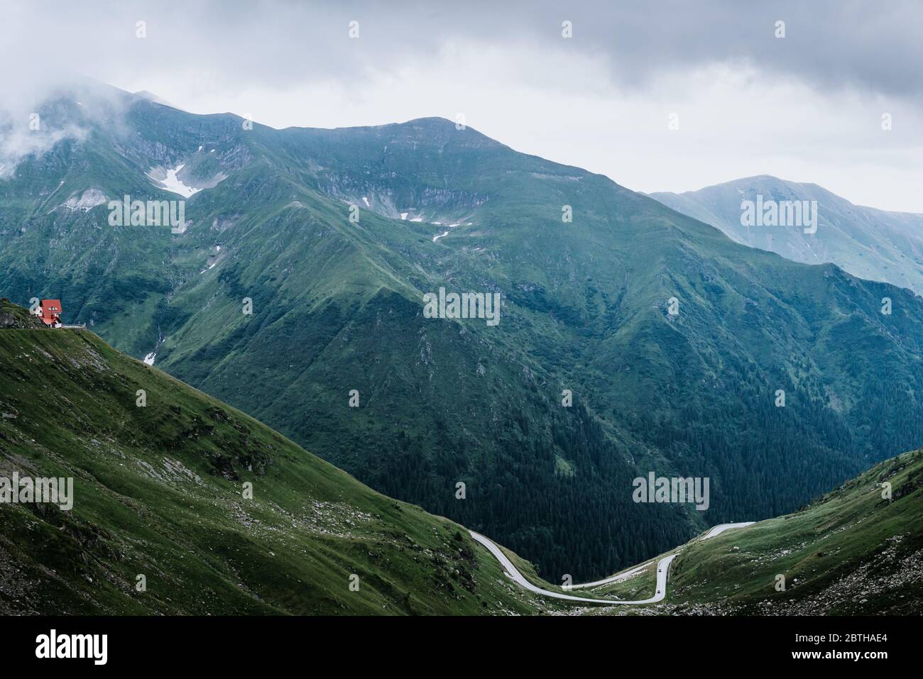 Sfondo Verde Di Montagna Immagini e Fotos Stock - Alamy