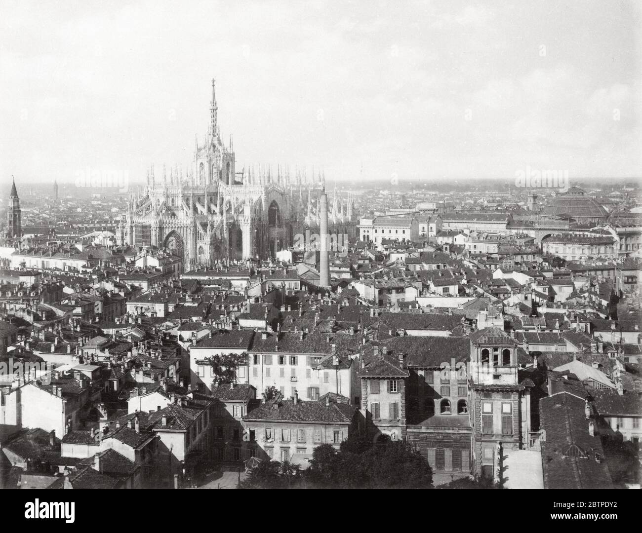 Fotografia d'epoca di fine Ottocento - veduta sul tetto di Milano che ...