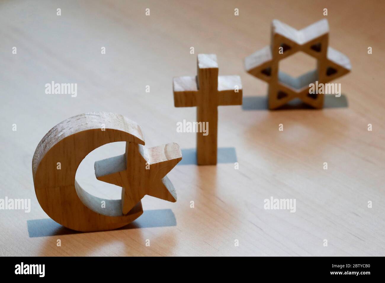 Stella di david e croce cristiana immagini e fotografie stock ad alta ...