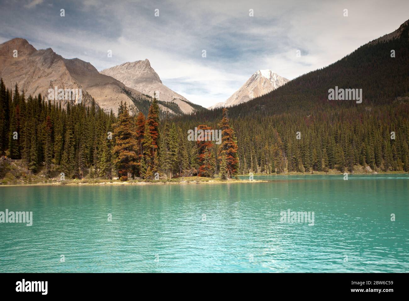 Maligne lake canada spirit island immagini e fotografie stock ad alta ...