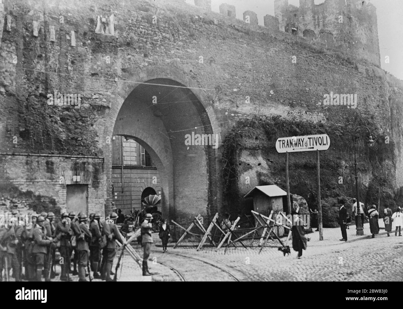 Intervista di Mussolini al Re d'Italia . Truppe italiane che ...