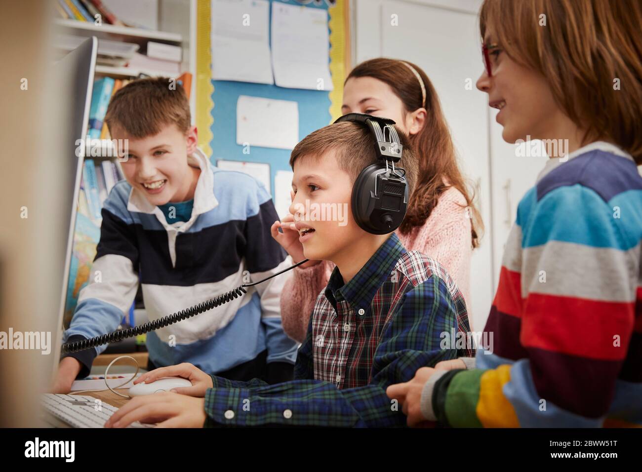 Bambini che giocano al computer immagini e fotografie stock ad alta ...