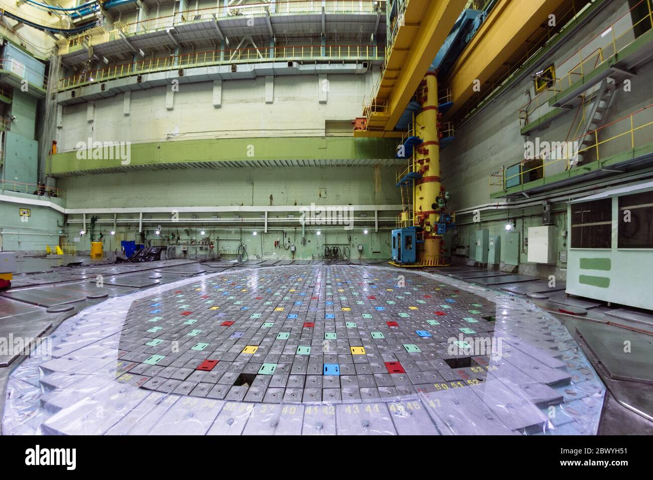 Centrale nucleare. Sala centrale del reattore nucleare, coperchio del ...