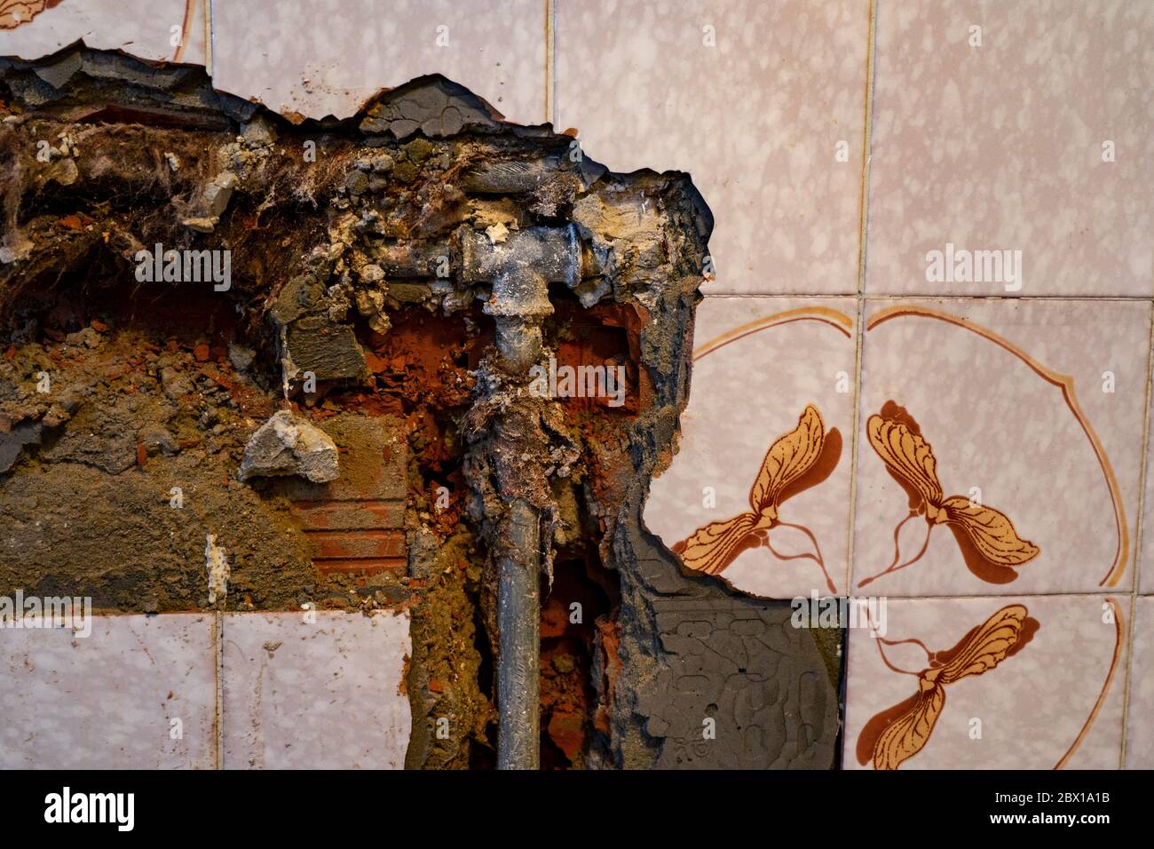 Tegole rotte immagini e fotografie stock ad alta risoluzione - Alamy