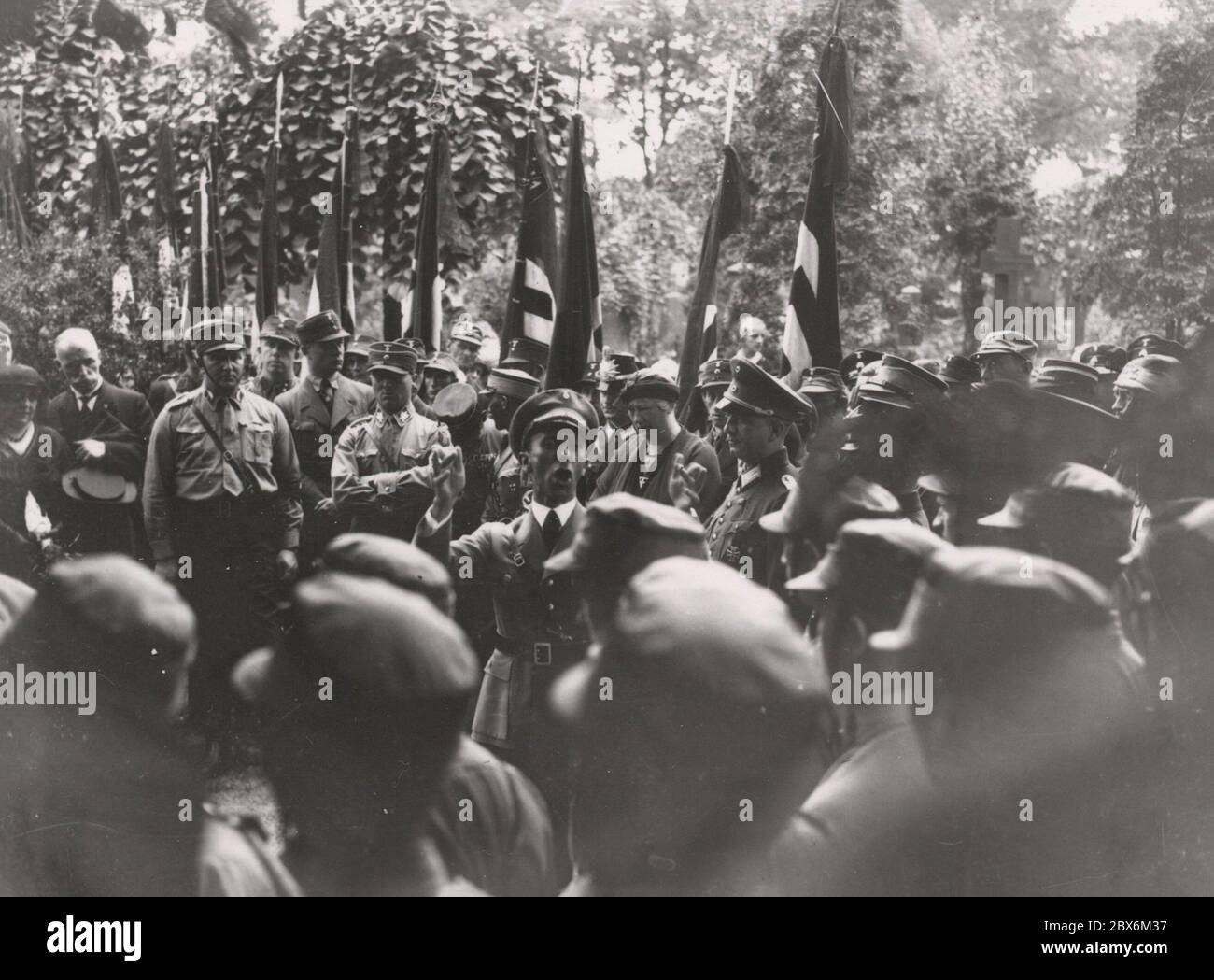 Nella tomba dell'uomo SA, Goebbels parla Heinrich Hoffmann Fotografie ...