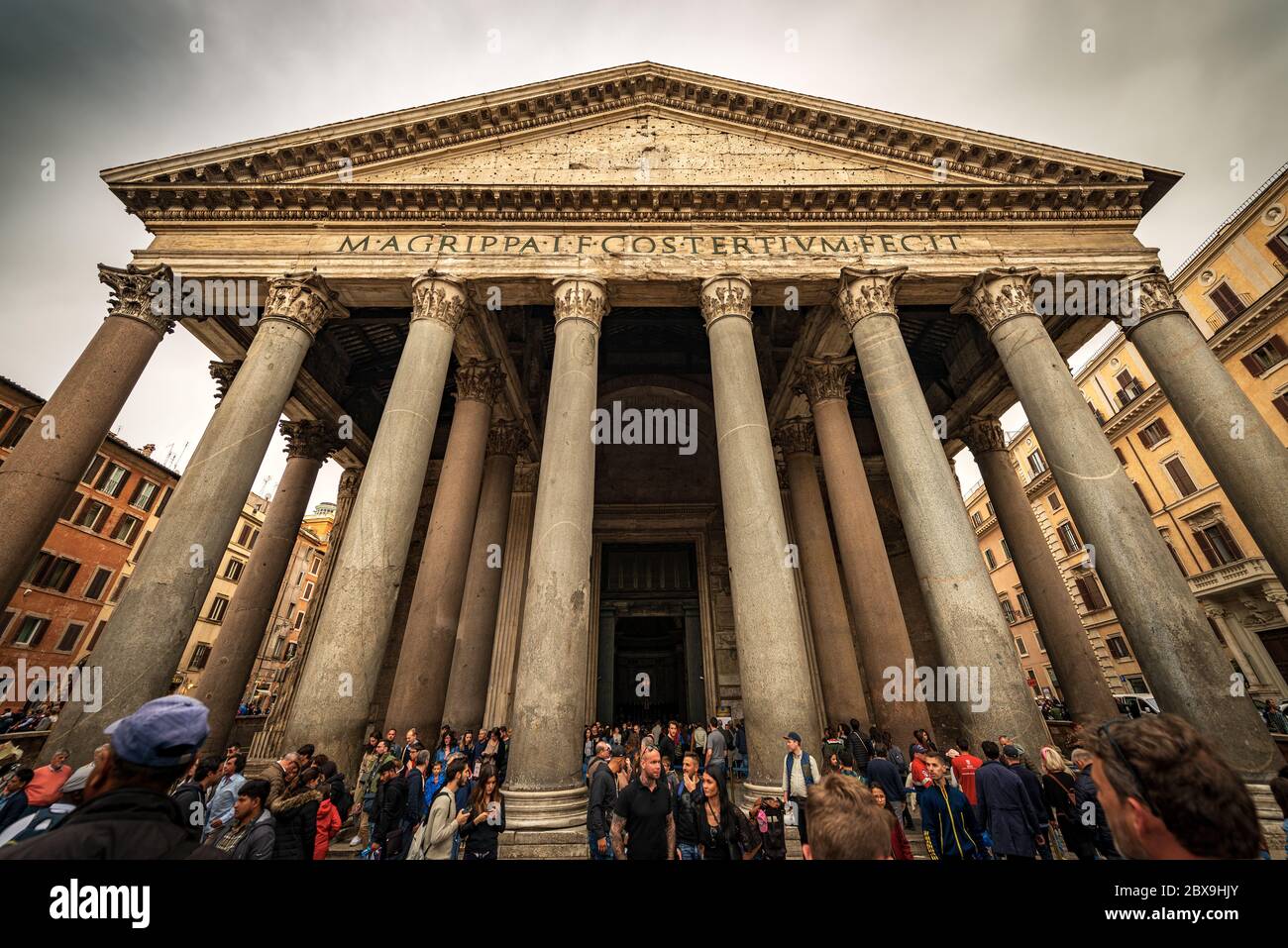 Pantheon di Roma affollato di turisti, antico tempio romano, Piazza ...