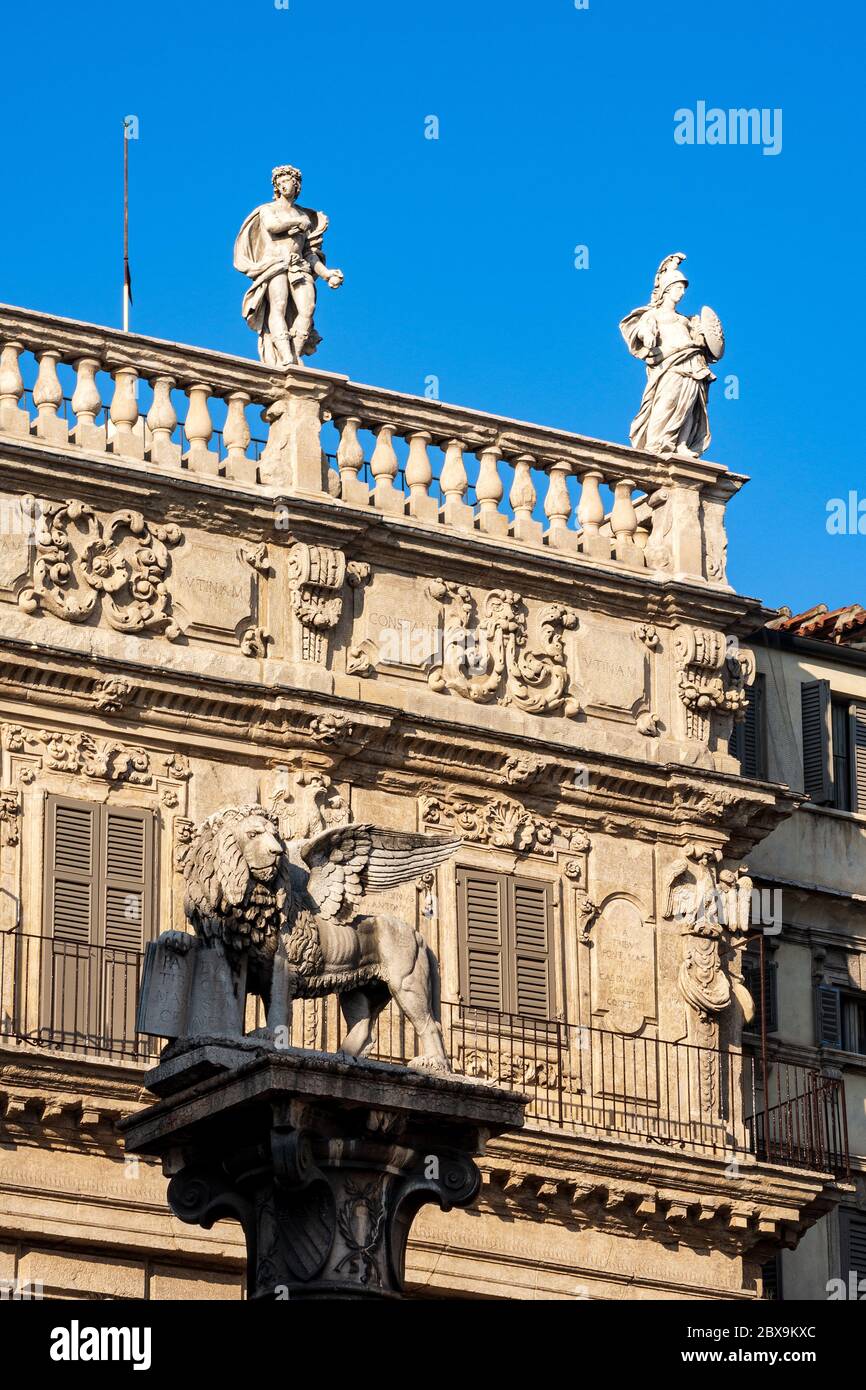 Antico Palazzo Maffei (Palazzo in stile barocco 1626-1663) e il Leone ...