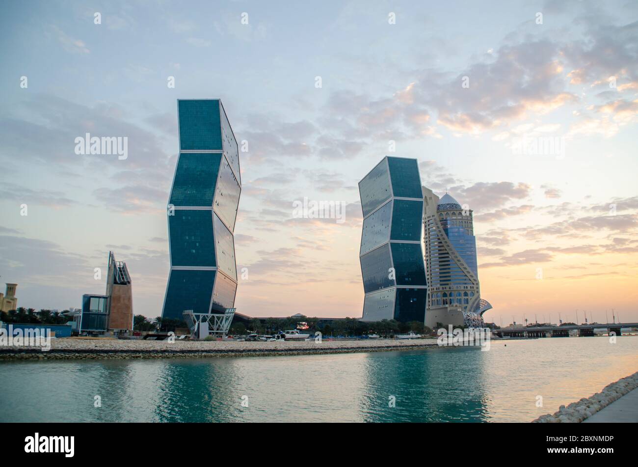 Torri Zig ZAG: Conosciute anche come le torri gemelle West Bay Lagoon ...