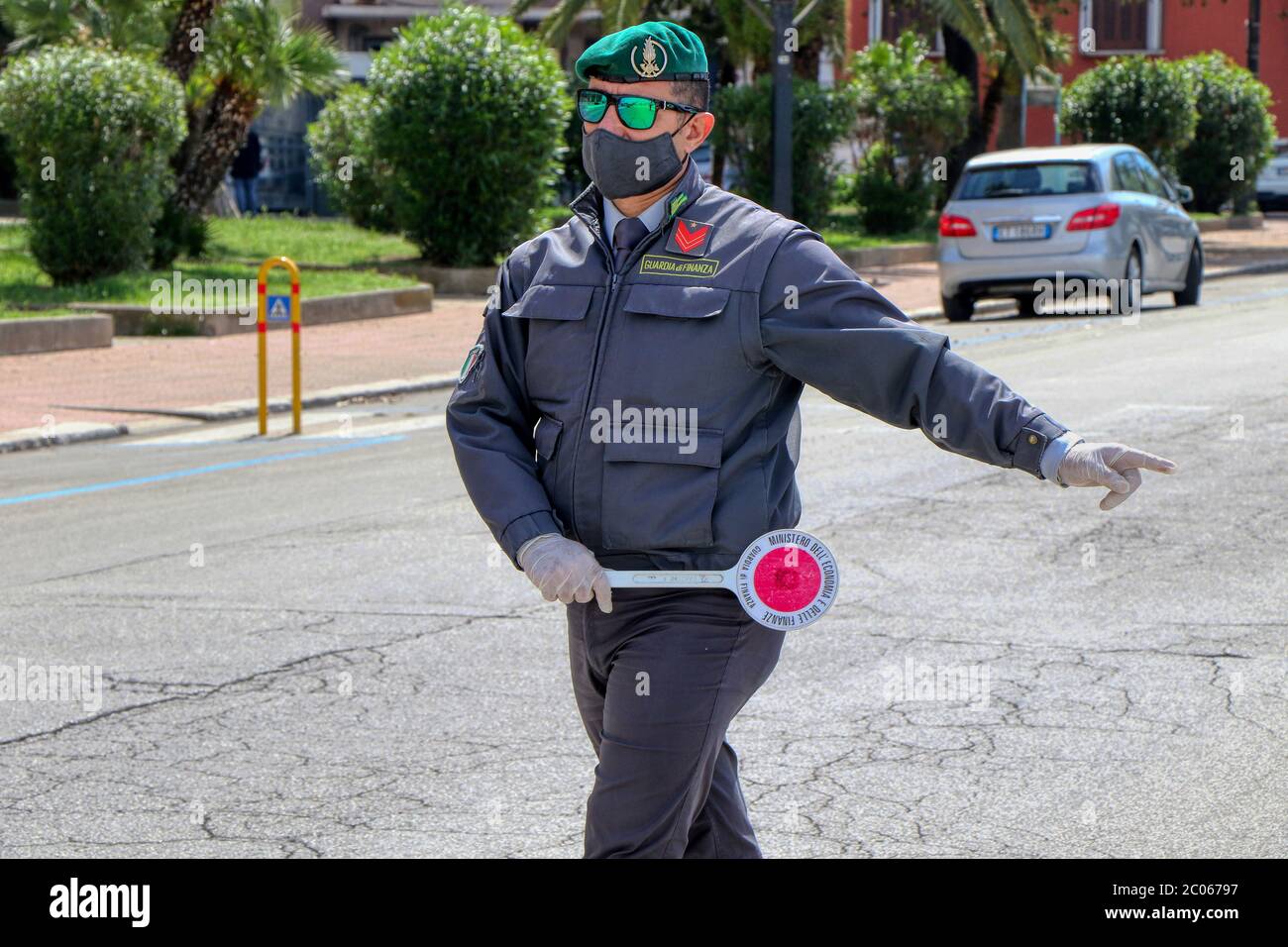 Guardia di Finanza italiana con maschere protettive dovute a ...