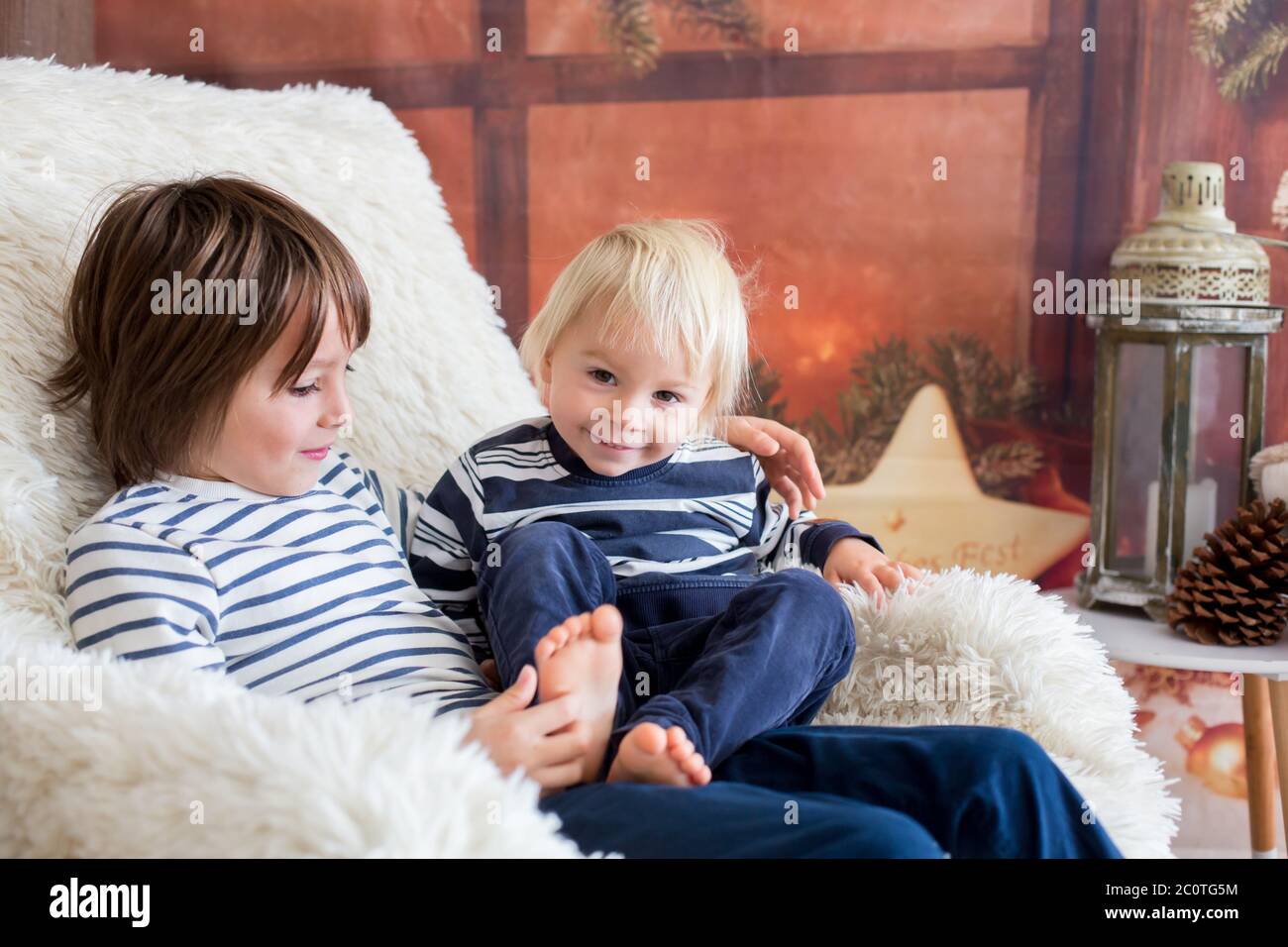 Tickling boy feet immagini e fotografie stock ad alta risoluzione - Alamy