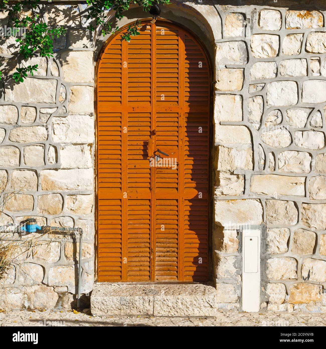 Porta quadrata in metallo immagini e fotografie stock ad alta ...