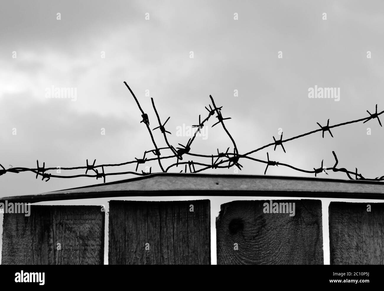 Recinzione di filo spinato sul muro immagini e fotografie stock ad alta ...