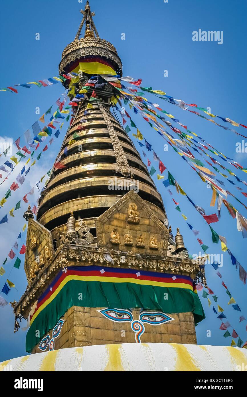 Stupa santuario con bandiere di preghiera immagini e fotografie stock ...