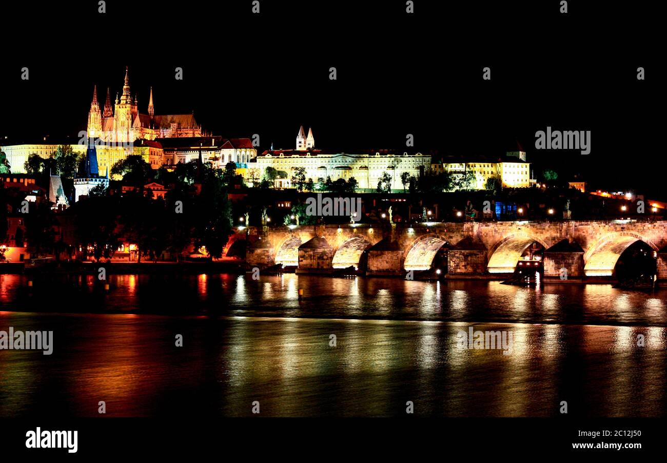 Castello di praga ponte carlo ponte gotico famoso del mondo immagini e ...