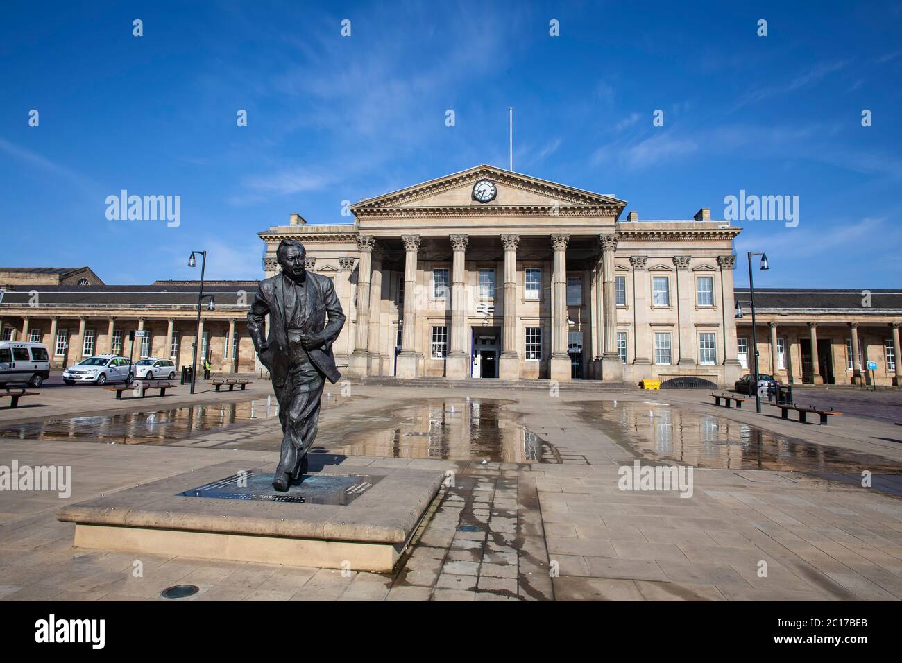 La facciata della stazione ferroviaria di Huddersfield che domina ...