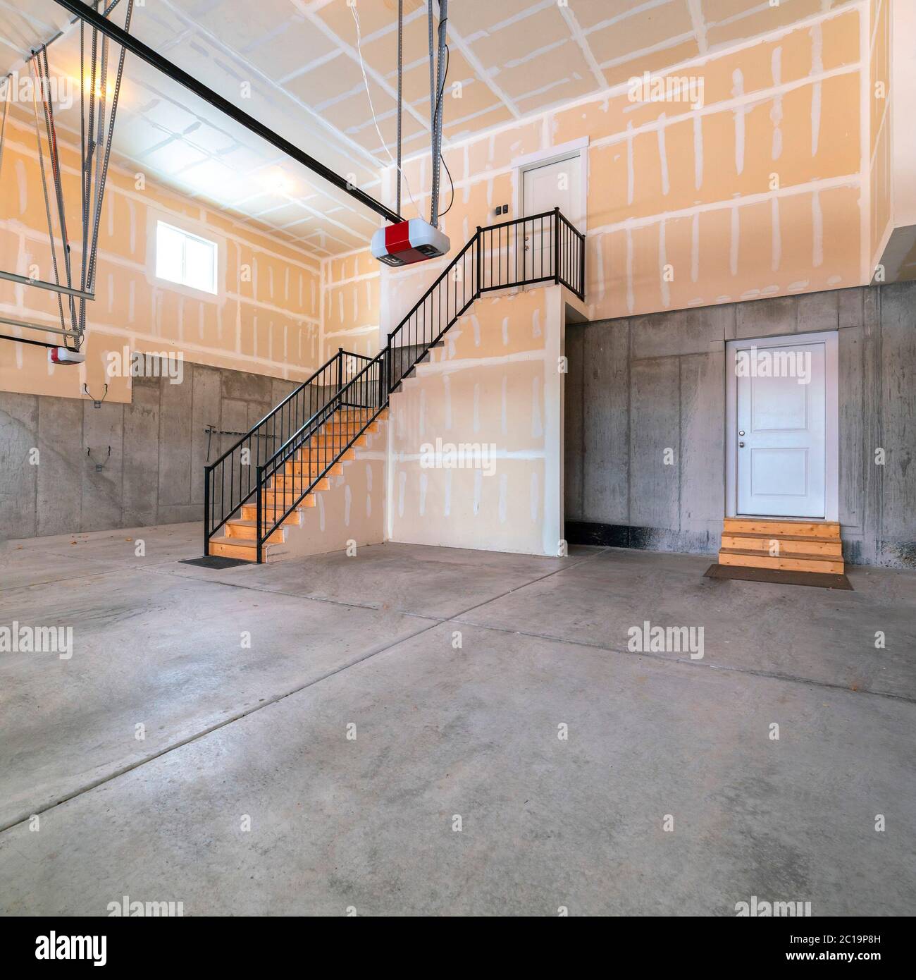 Porta garage seminterrato immagini e fotografie stock ad alta ...