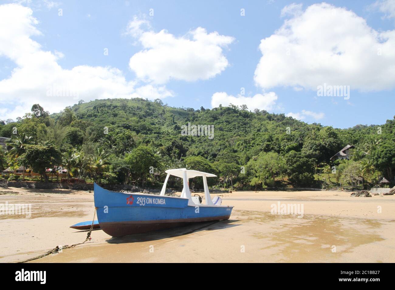 Barca sulla spiaggia di 293 su Komba Guest House, Ampangorinana Village ...