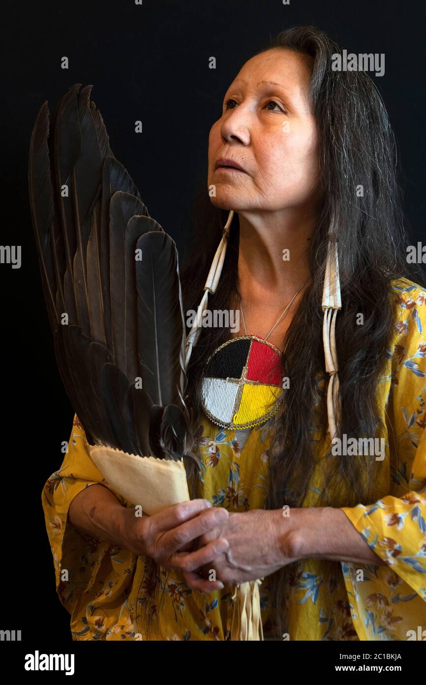 Native american lakota indian woman immagini e fotografie stock ad alta ...
