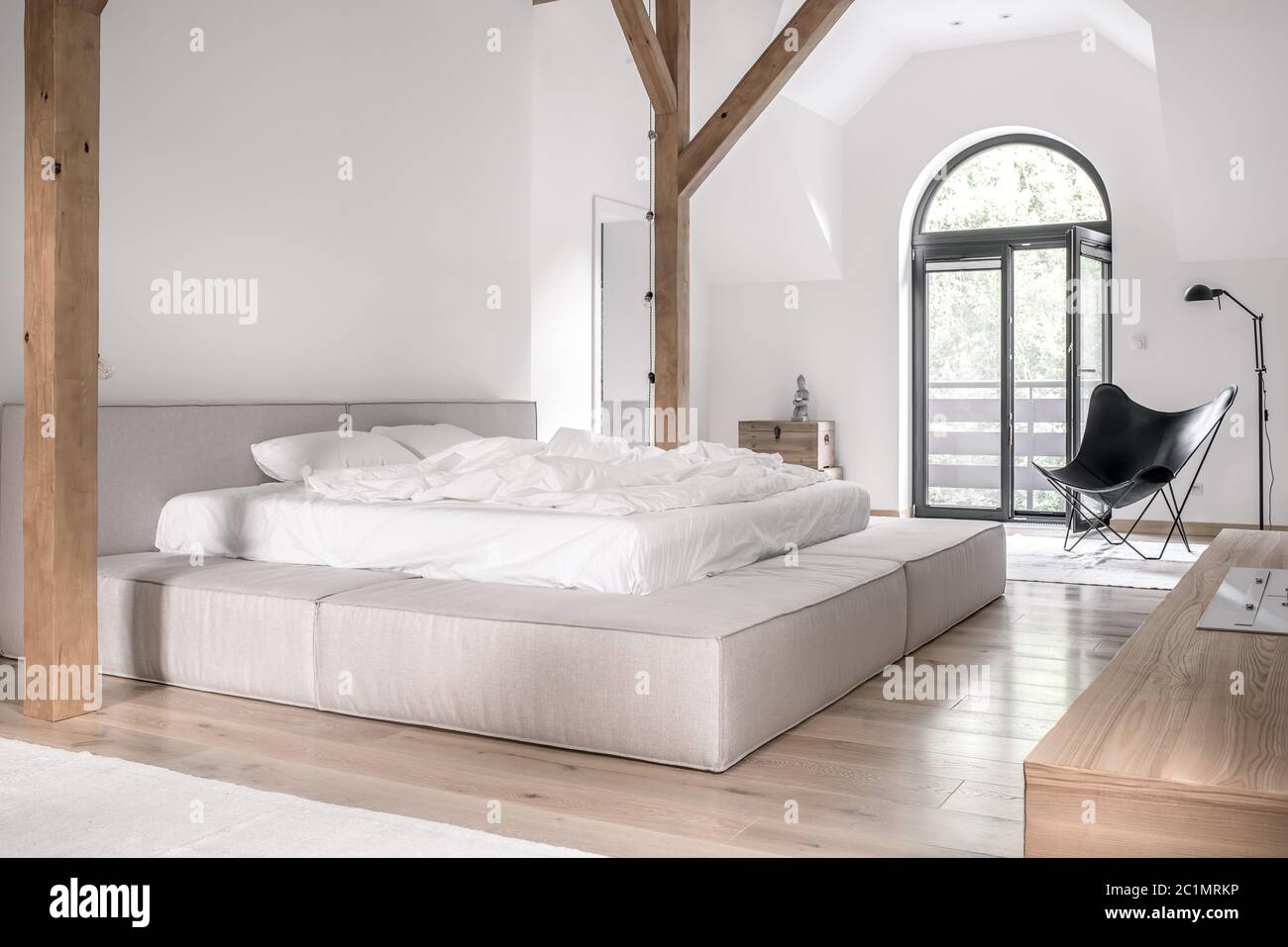 Porta con travi in legno immagini e fotografie stock ad alta ...