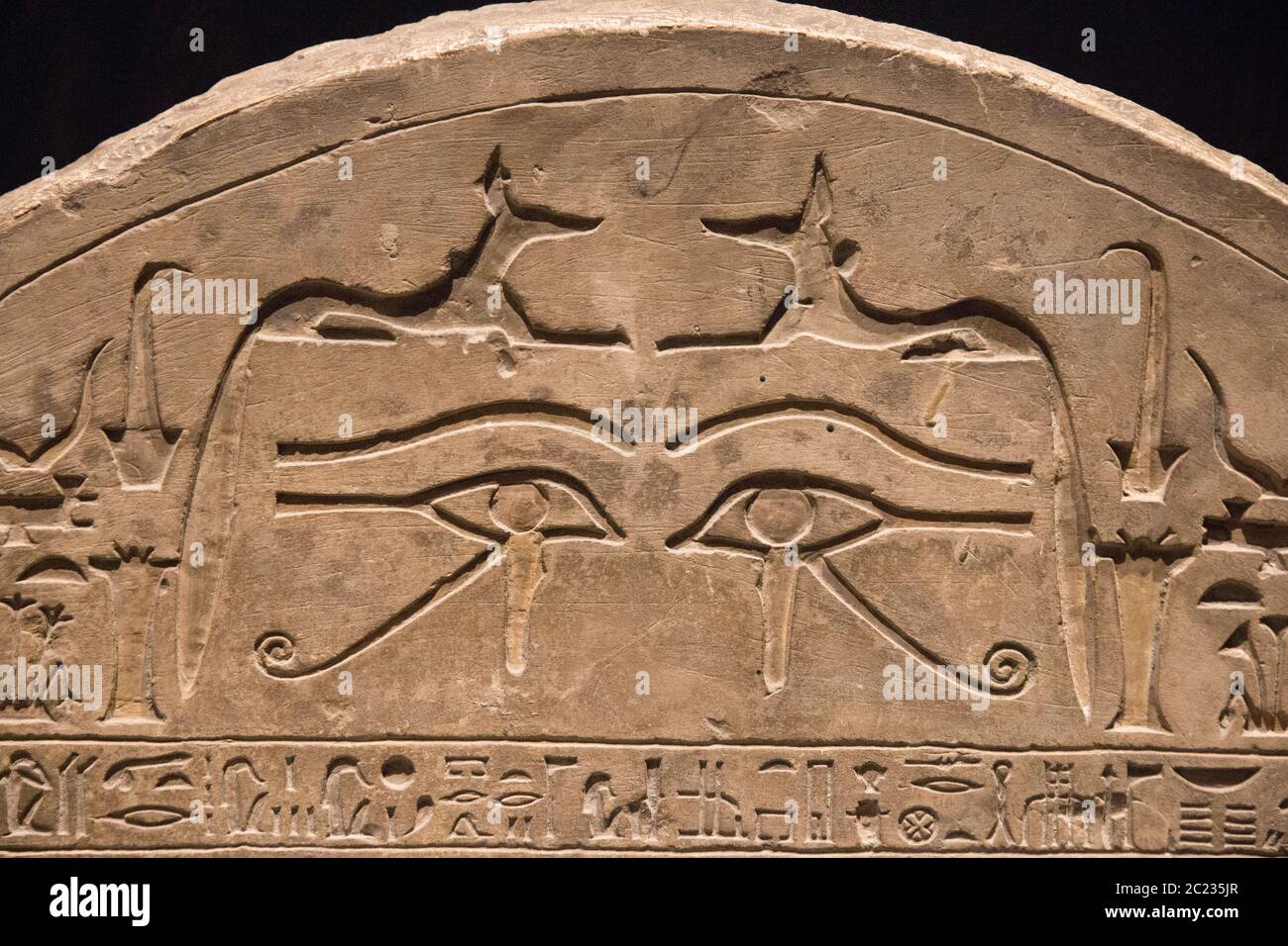 Dei anubi e horus immagini e fotografie stock ad alta risoluzione - Alamy
