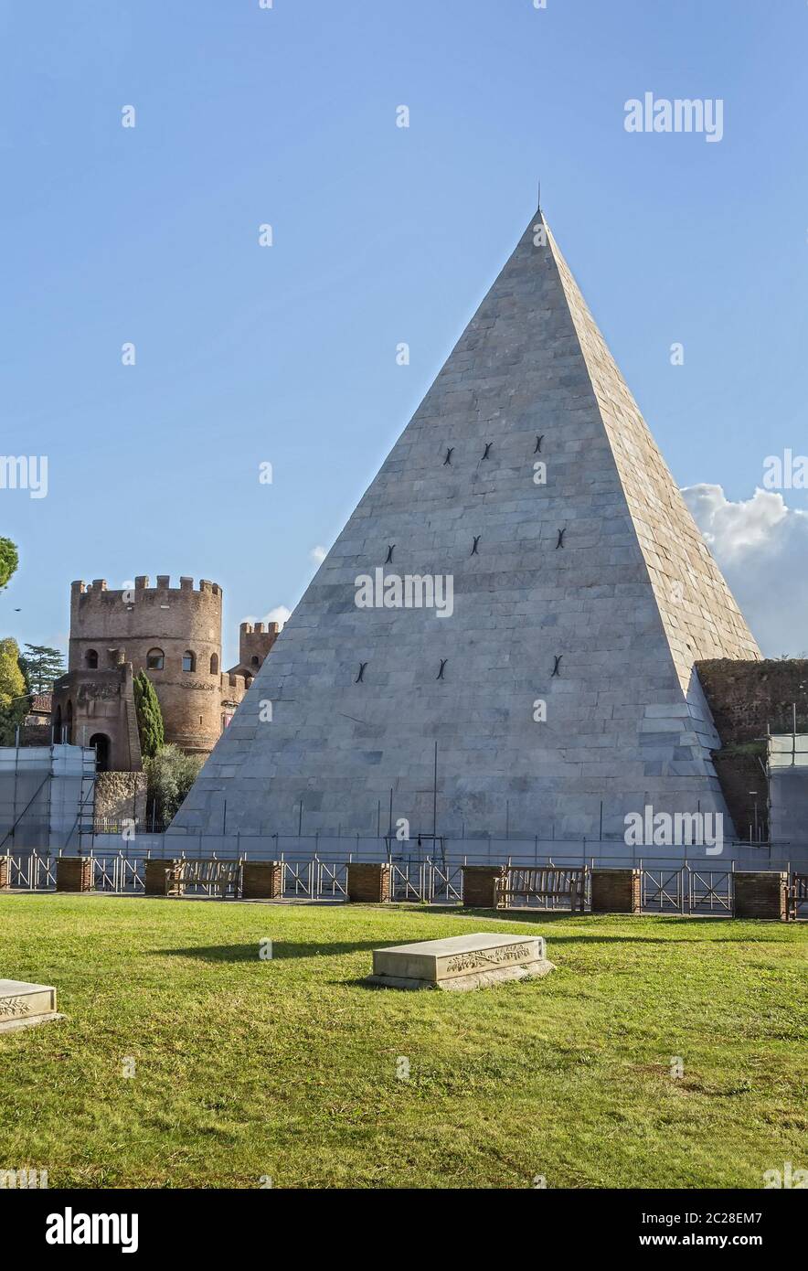 Piramide romana immagini e fotografie stock ad alta risoluzione - Alamy