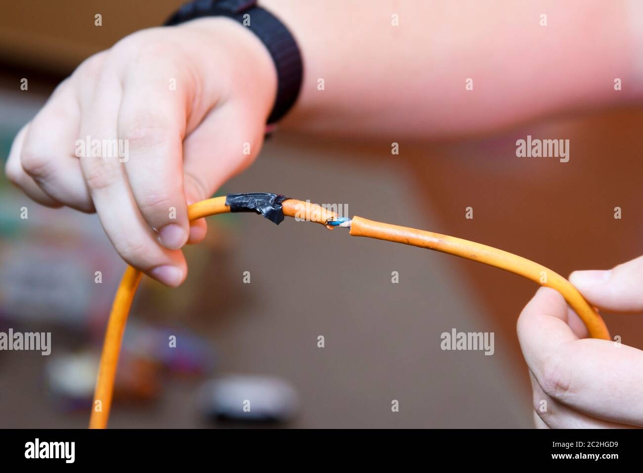 Réparer un câble endommagé immagini e fotografie stock ad alta ...