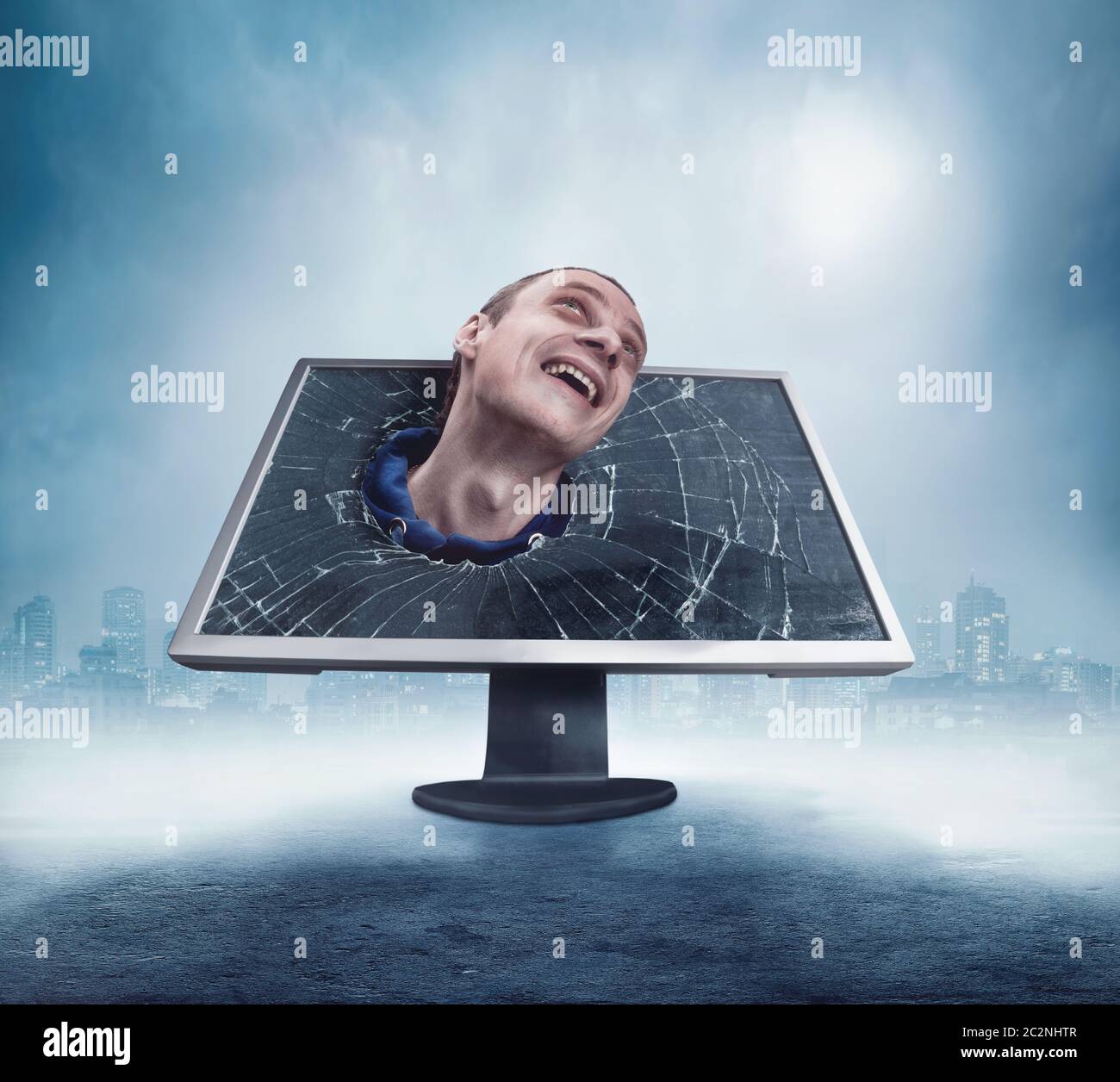 Uomo strano che guarda da schermo del computer rotto Foto stock - Alamy