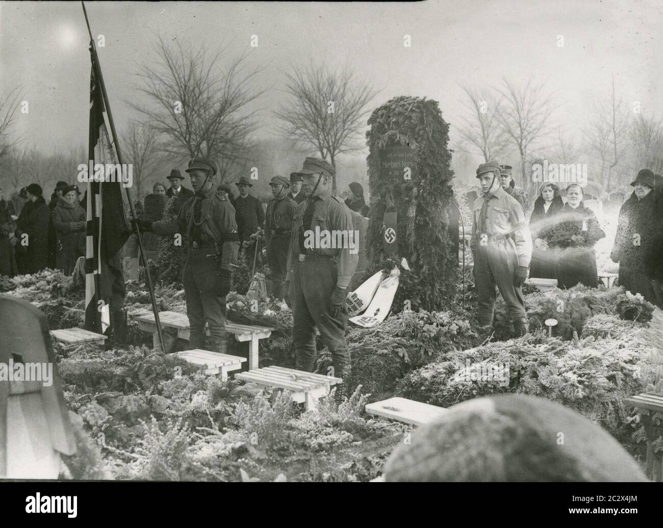 Hitler Youth Memorial nella tomba di Herbert Norkus Heinrich Hoffmann ...