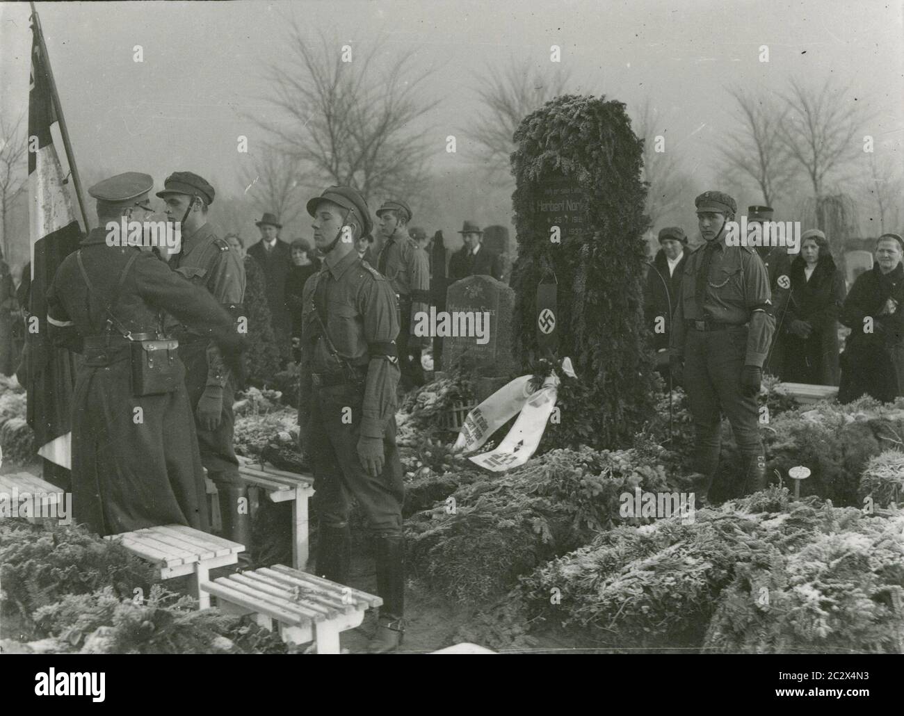 Hitler Youth Memorial nella tomba di Herbert Norkus Heinrich Hoffmann ...