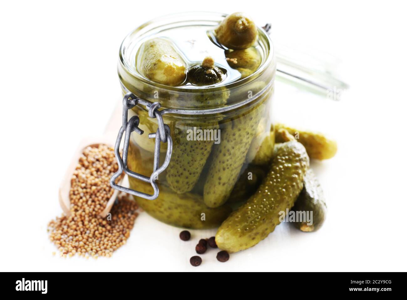 Jar of pickled gherkins immagini e fotografie stock ad alta risoluzione ...