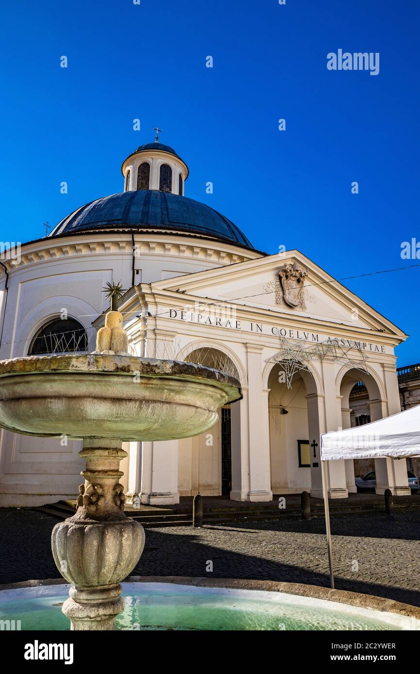 La chiesa di Santa Maria Assunta, nella monumentale Piazza di Corte, di ...