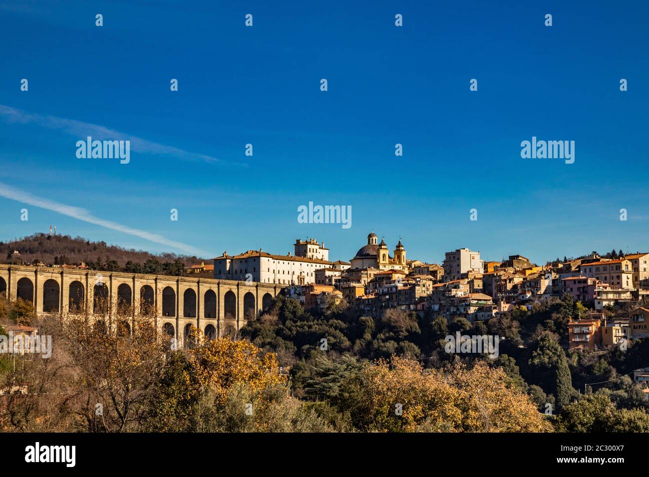 Vista su Ariccia, con il ponte monumentale, il barocco palazzo Chigi e ...