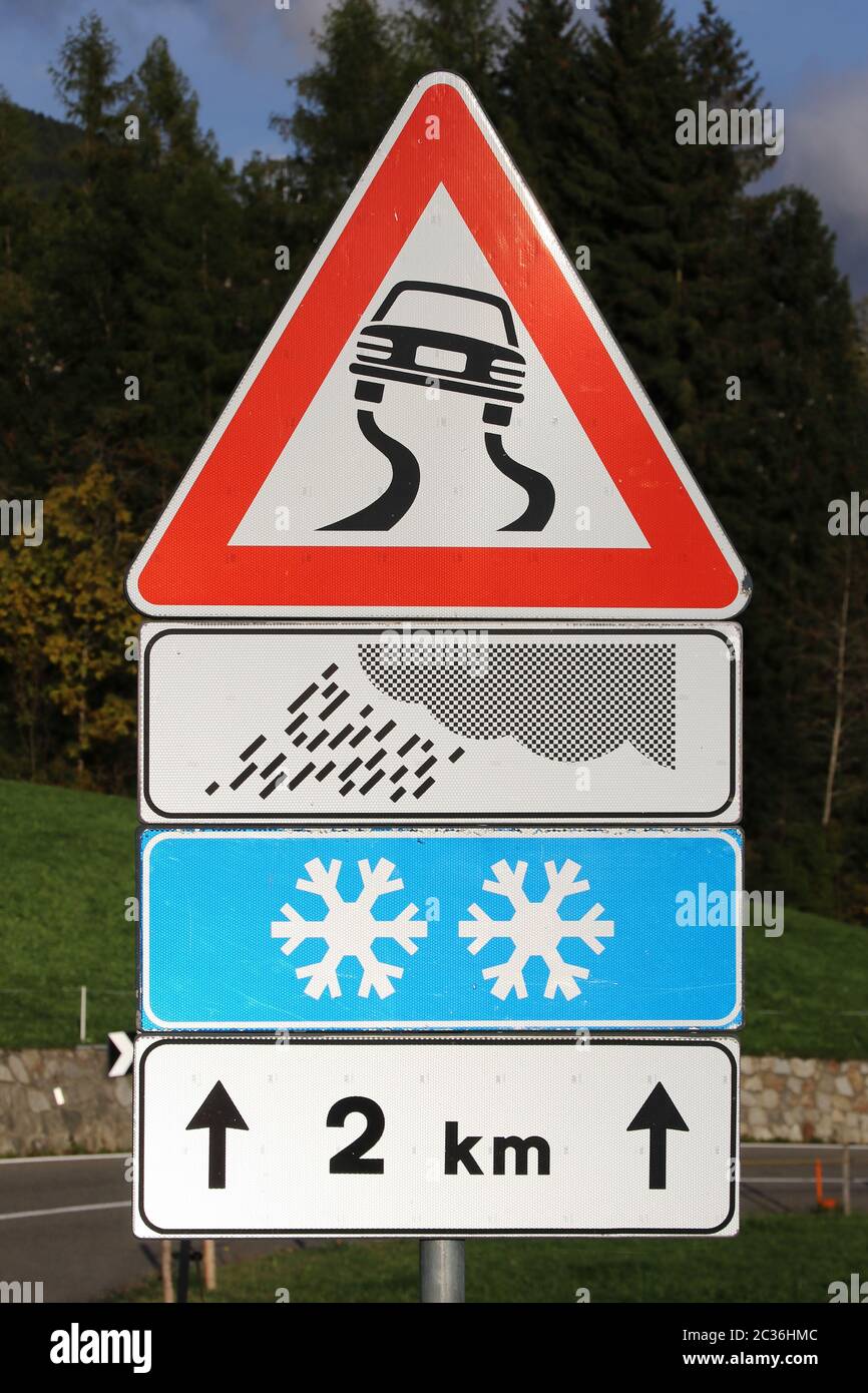 Segnali stradali di neve e sdrucciolevoli immagini e fotografie stock ...