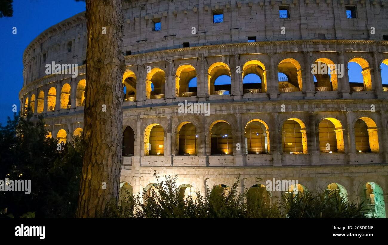Colpo di notte del colosseo immagini e fotografie stock ad alta ...