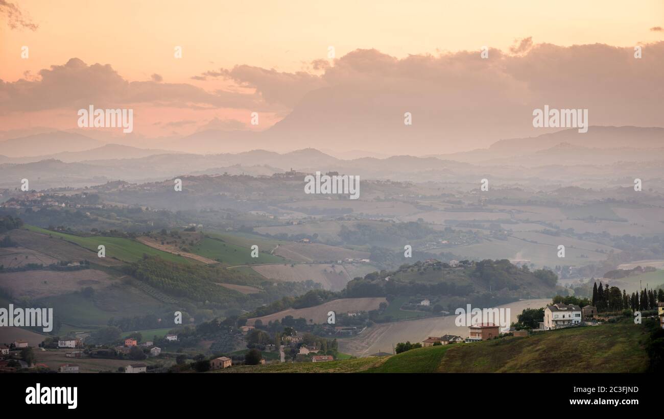 Colline marchigiane immagini e fotografie stock ad alta risoluzione - Alamy